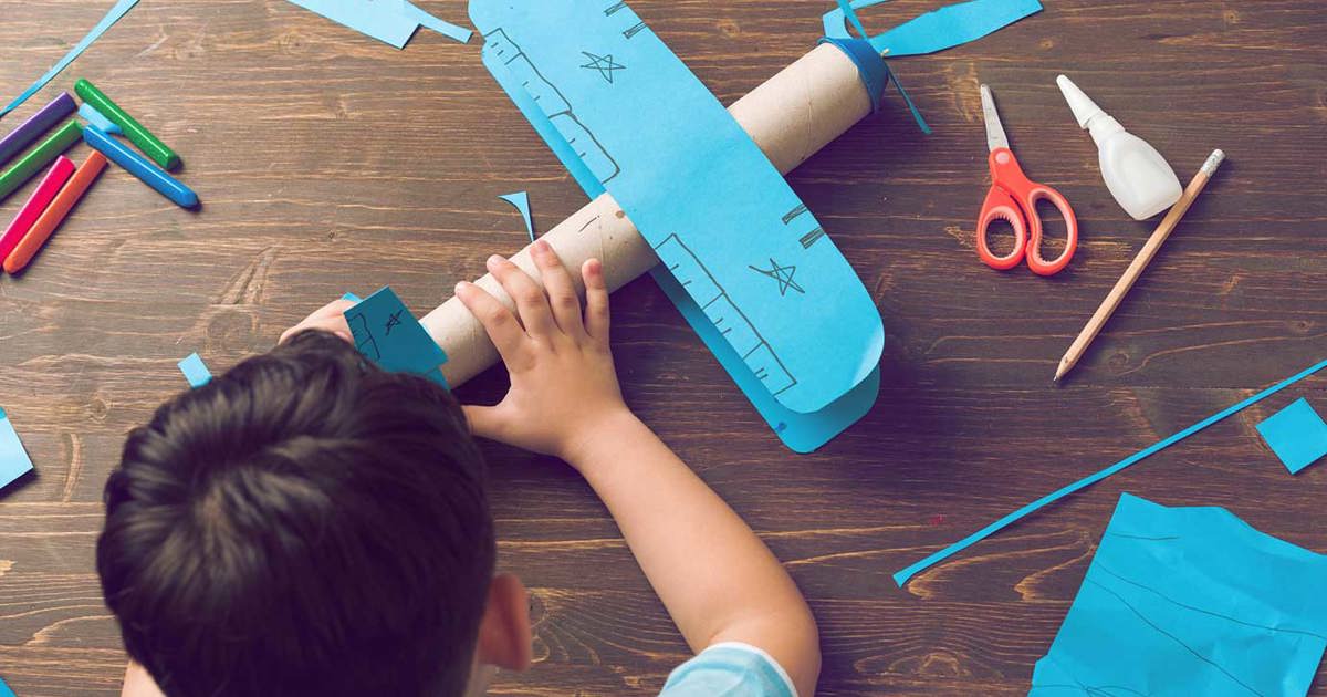 Knutselen met karton I Hoe maak je een vliegtuig - Okay